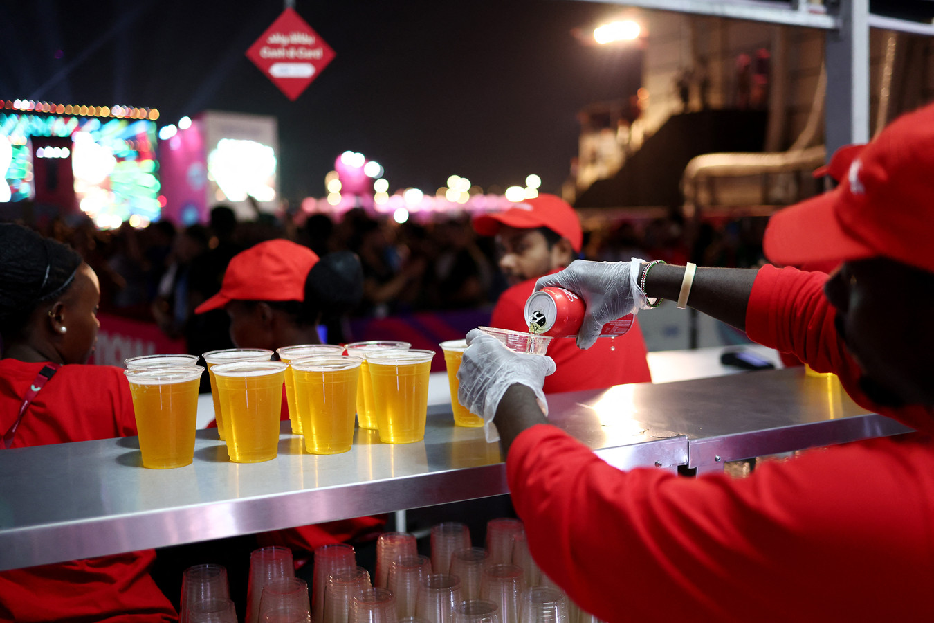 Juichen met een biertje van 13 euro: opening fanplein zorgt voor groot ...