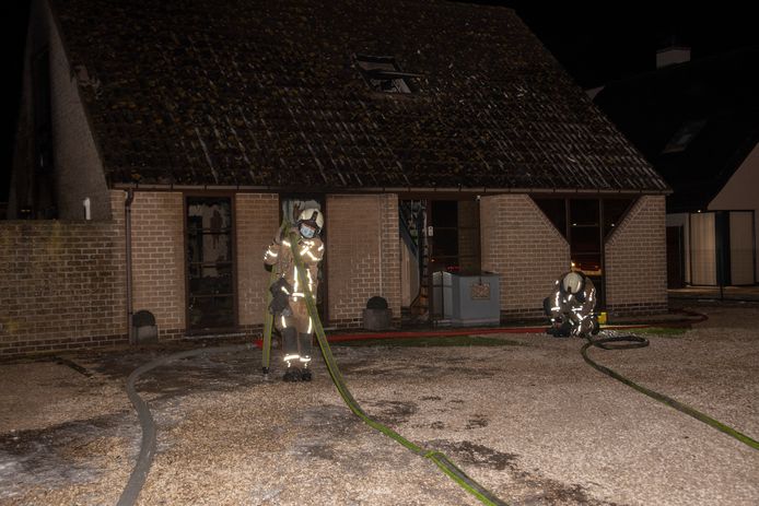 Woning compleet vernield bij zware uitslaande brand in Assenede | Assenede | hln.be