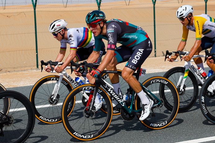 Eerste bergrit in UAE Tour prooi voor Colombiaan Einer Rubio, Remco ...