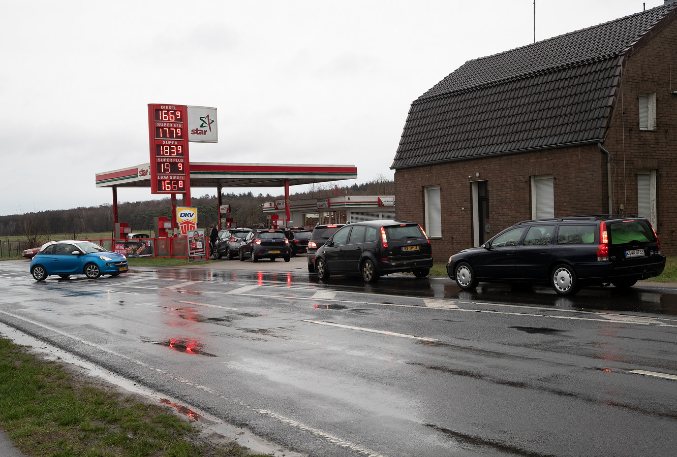 Enorme rijen bij de pomp nu brandstofcrisis dreigt: ‘De vraag is of ...