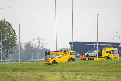 Bestuurder raakt macht over het stuur kwijt: auto te water tijdens Koningsnacht - Oozo.nl