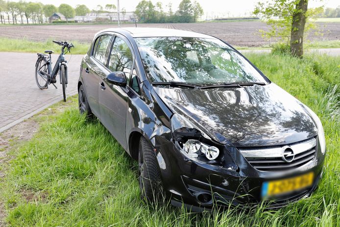 Man op elektrische fiets raakt ernstig gewond bij aanrijding met auto ...