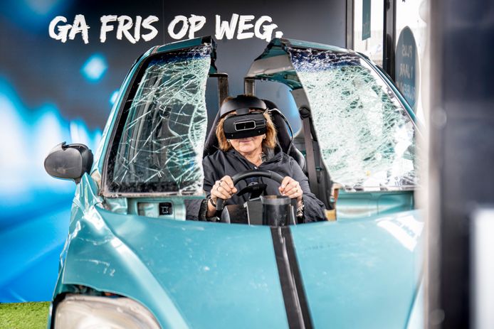 Rijden onder invloed, hoe voelt dat? Volop ongelukken in de simulator ...