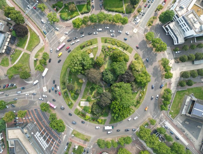 'Iconisch' Keizer Karelplein smaller voor auto’s? Daar hoopt deze partij een stokje voor te ...