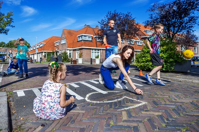 Hardrijders racen in nauwe straatjes met spelende kinderen, zelf een ...