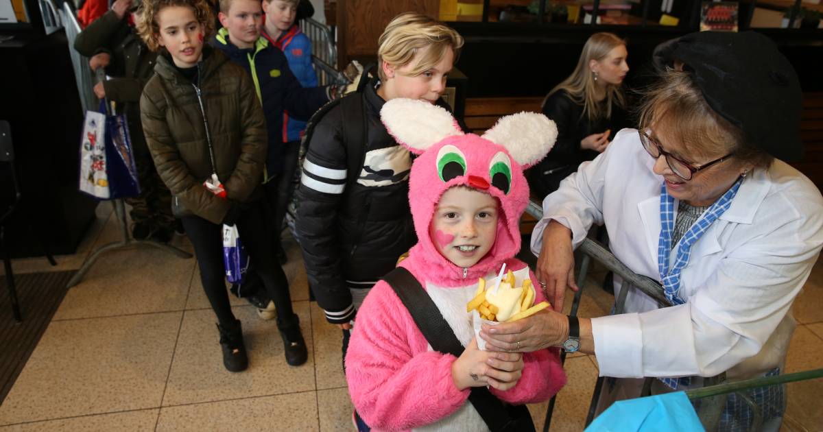 Lange wachtrij voor gratis zak patat in Raalte | Raalte | destentor.nl