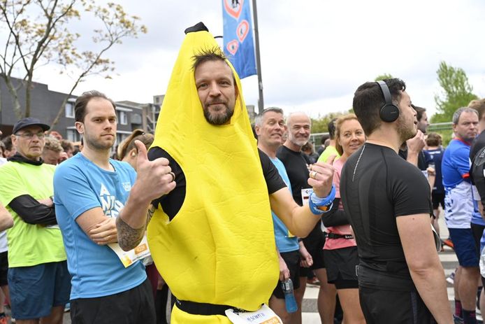 Waarom ‘banaan-man’ Ken (44) de benen uit zijn lijf loopt: “Als ...