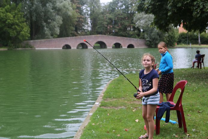 Kinderen leren vissen tijdens Vianderfeesten | Tienen | hln.be