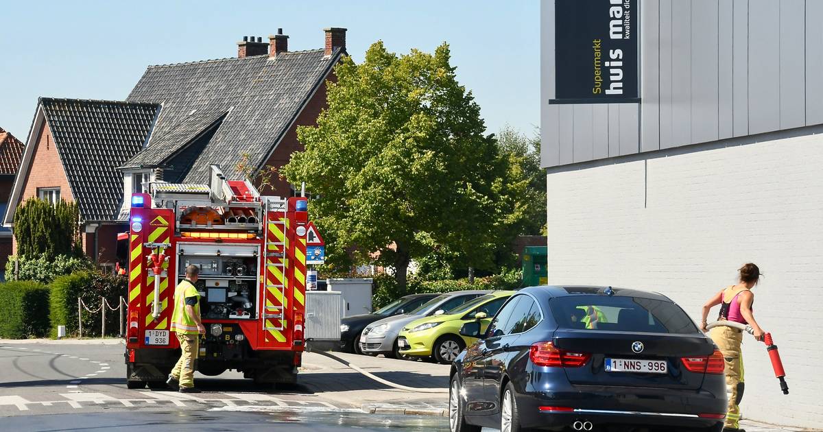 Oliespoor zorgt voor gladheid aan Huis Maria, brandweer klaart de klus | Ledegem | hln.be