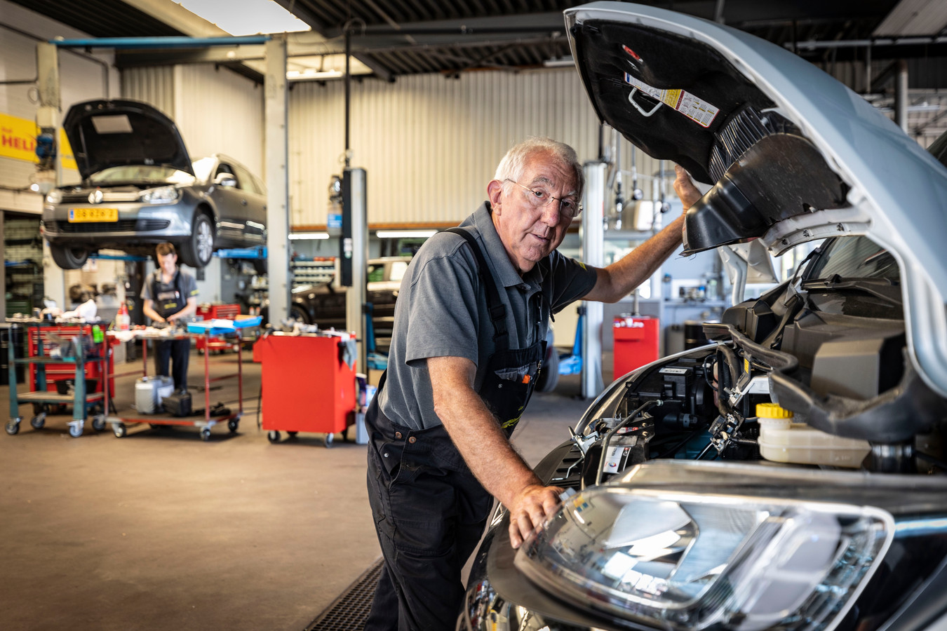 Jan Tulk (65) werkt al sinds zijn 15e bij hetzelfde autobedrijf in ...