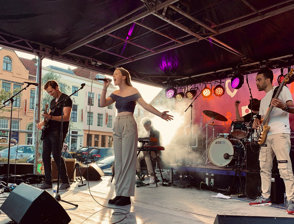 Rijzende Zeeuwse ster Rosann staat op Weitjerock: ‘Ik ben er nog nooit ...