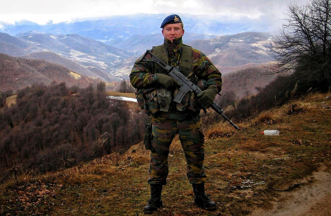 Hij diende in Kosovo, nu neemt Kortrijks schepen Axel Weydts verplicht ...