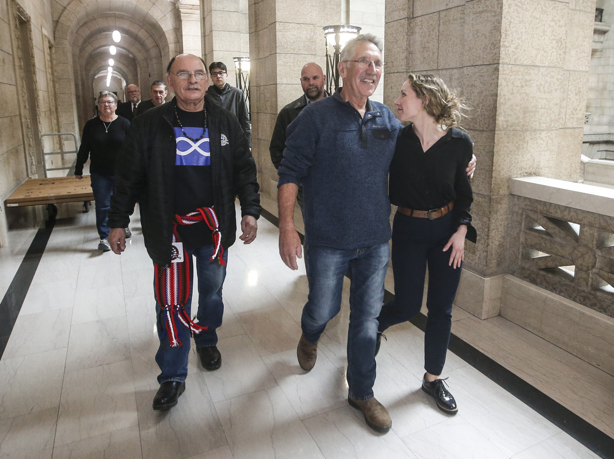 Canadese Richard en Eddy werden als baby verwisseld, overheid biedt nu ...