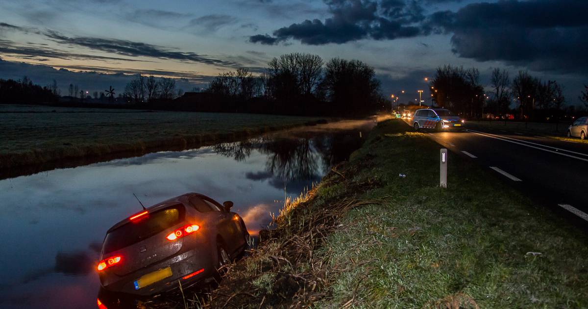 Auto rijdt water in, bestuurder spoorloos | Woerden | AD.nl