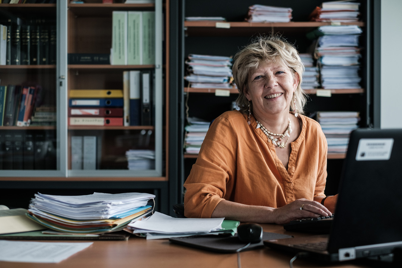 ‘De Rechtbank’ viert jubileumseizoen met zeven nieuwe rechters | Foto ...