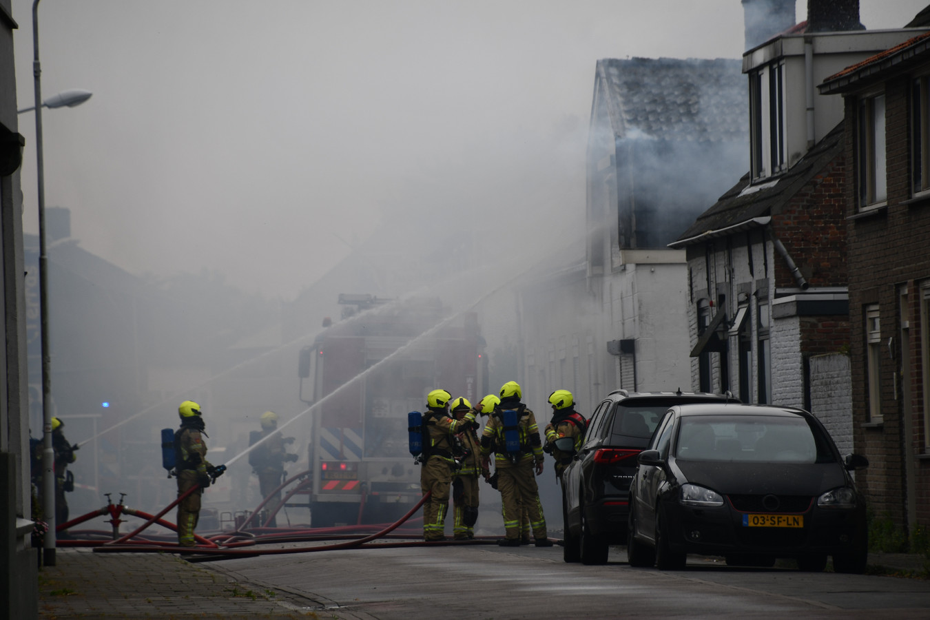 Grote brand in woning Westdorpe, explosiegevaar door gasflessen in pand ...