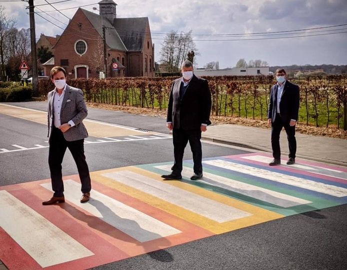 Eerste regenboogzebrapad van Staden ligt in Vijfwegen | Staden | hln.be