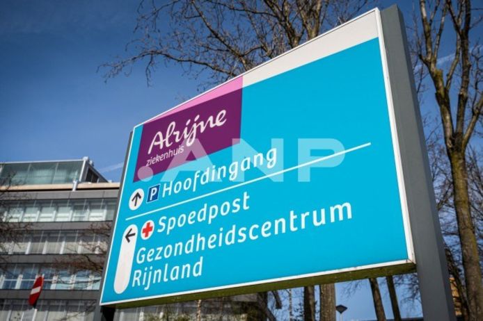 Een sigaretje roken? Dat mag niet meer op de terreinen van het Alrijne ziekenhuis | Alphen | AD.nl