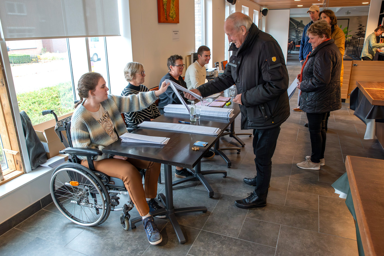 Volle stembureaus op drukke verkiezingsdag van Raamsdonksveer tot ...