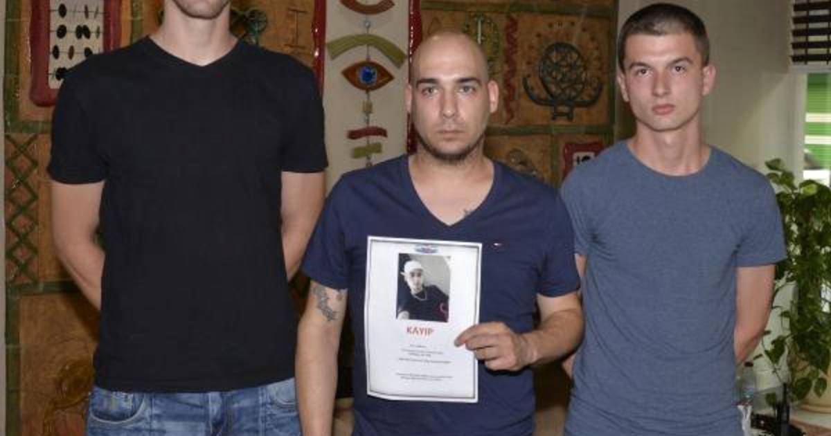 Broer verspreidt flyers voor vermiste Joey Hoffmann uit Haaksbergen ...