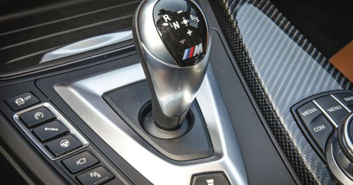 Moet je de handrem gebruiken bij een auto met automaat? | Auto | AD.nl