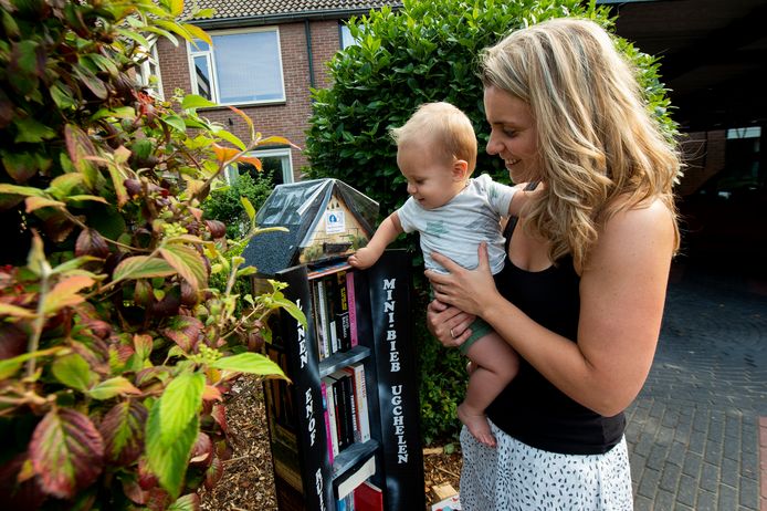 Ugchelen heeft snel na sluiting al weer een nieuwe bibliotheek: ‘Hopelijk kan ik mensen op deze ...