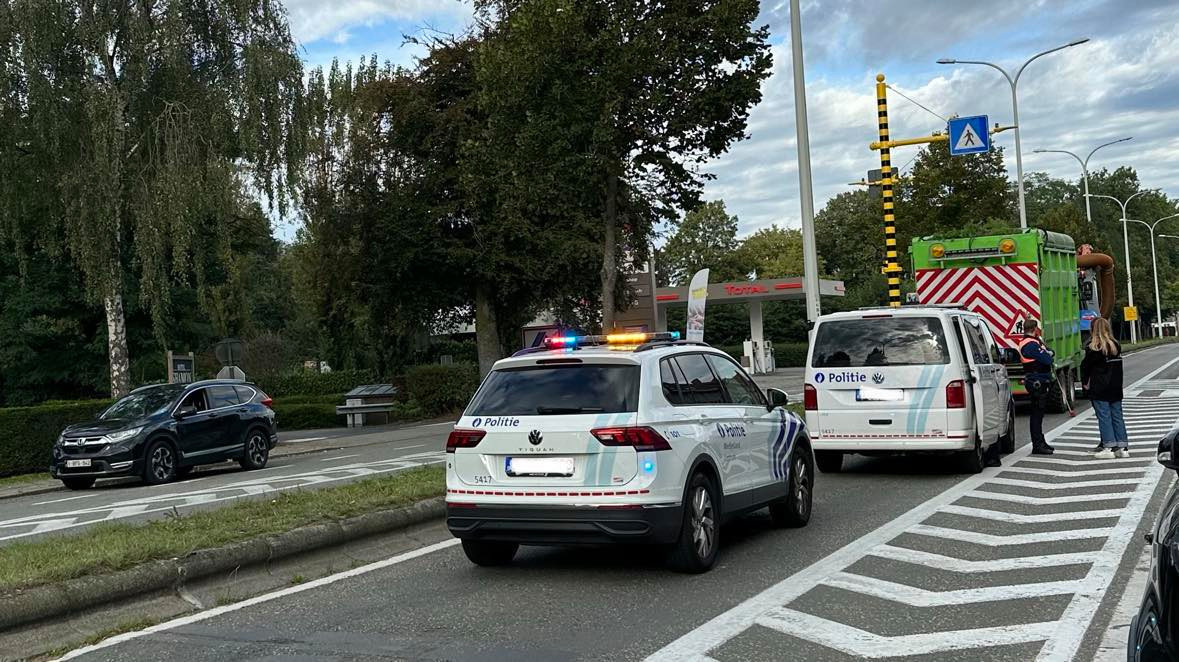 Vrouw (73) levensgevaarlijk gewond na aanrijding door tractor op ... Vrouw (73) levensgevaarlijk gewond na aanrijding door tractor op ...