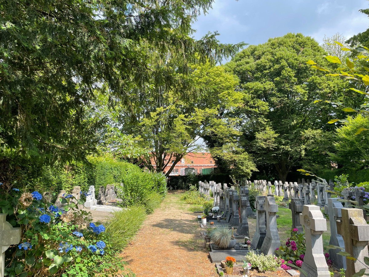 Omwonenden vrezen ‘verkwanseling’ monumentale kapel én begraafplaats ...