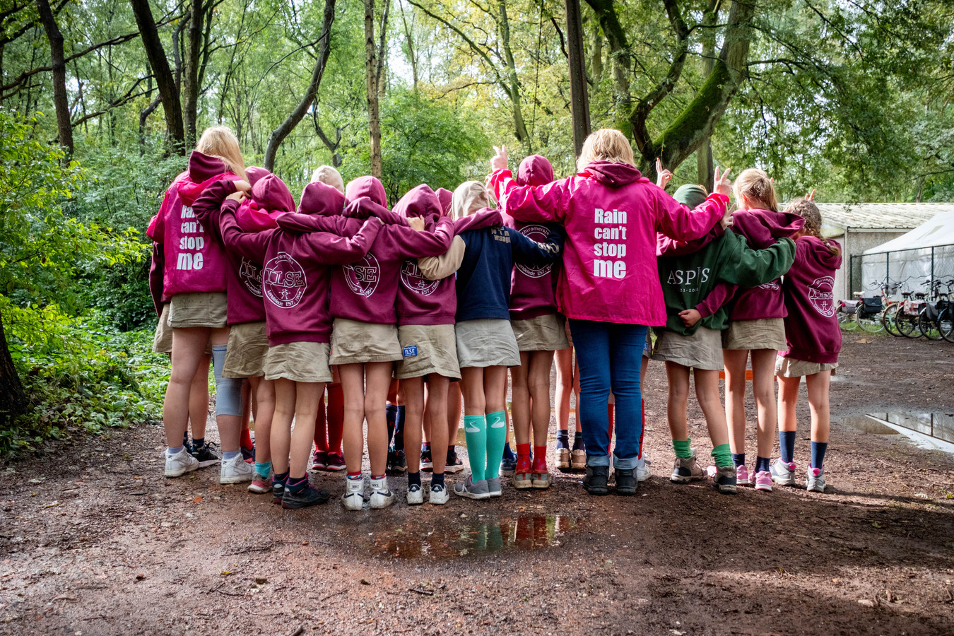 “De regen veranderde plots in een stortvloed”: toch zetten Chiromeisjes ...