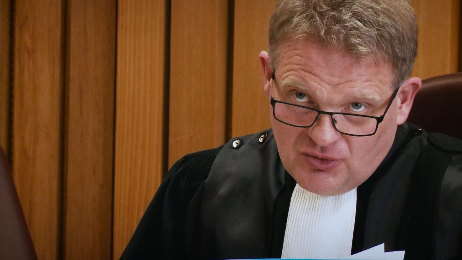 Politierechter: "Ik vind u een eikel. Beklaagde: "Ik u een arrogante ...