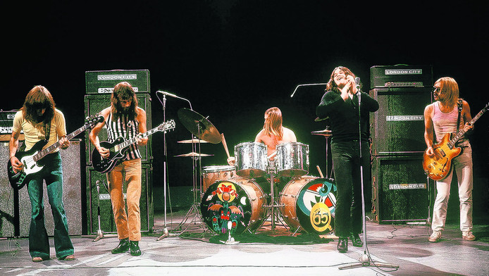 Refrein 'The life I live' op gevel als eerbetoon aan Q65 | Den Haag | AD.nl