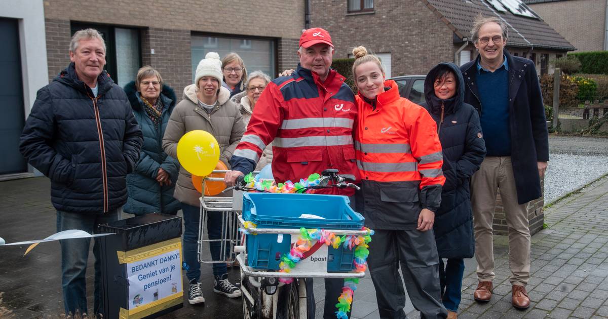 Bewoners Ten Ede nemen afscheid van postbode Danny | Wetteren | hln.be