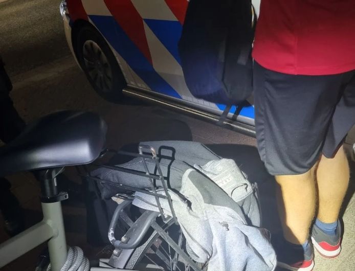 Wijkagent schrikt van telefoongebruik van fietsende puber: ‘Klapte zo ...