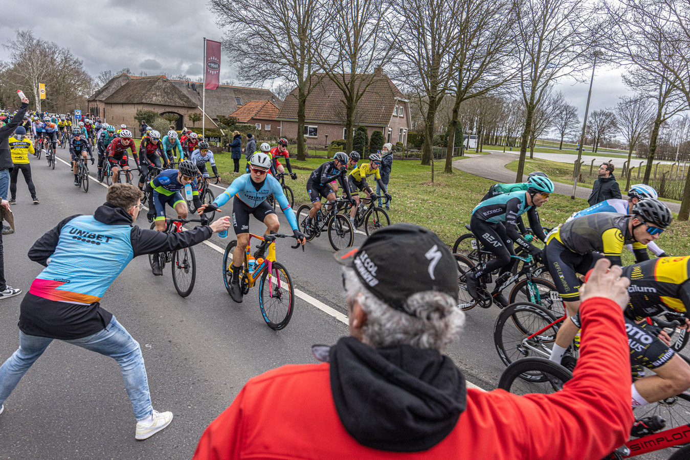 Debuterend ploegleider Rob Harmeling van populaire wielerformatie Tour ...