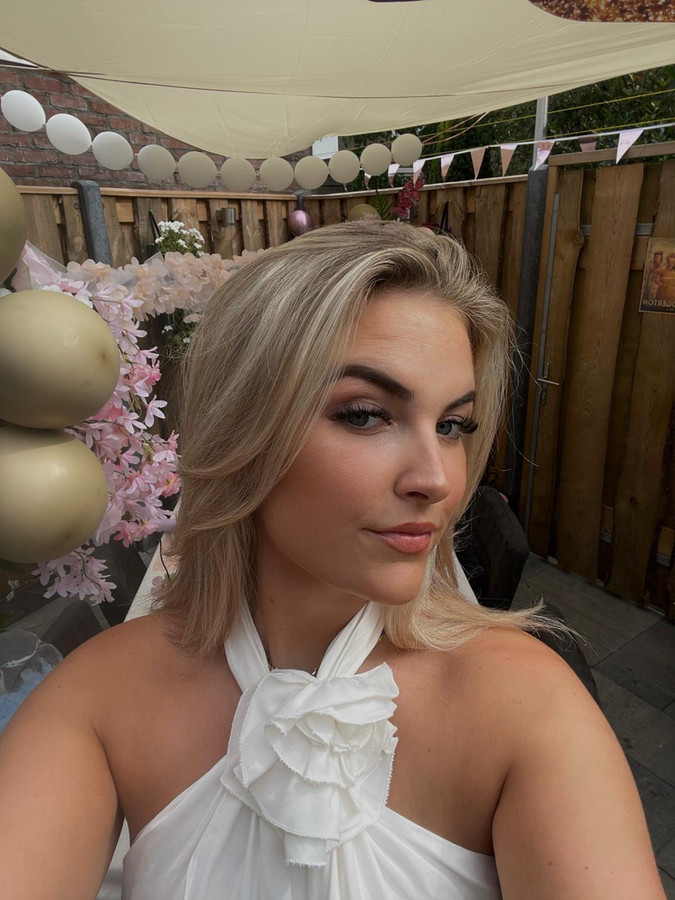 21 diners met lange eettaffels met eten en drinken: 'Iets typisch Amerikaans’ | Foto | AD.nl