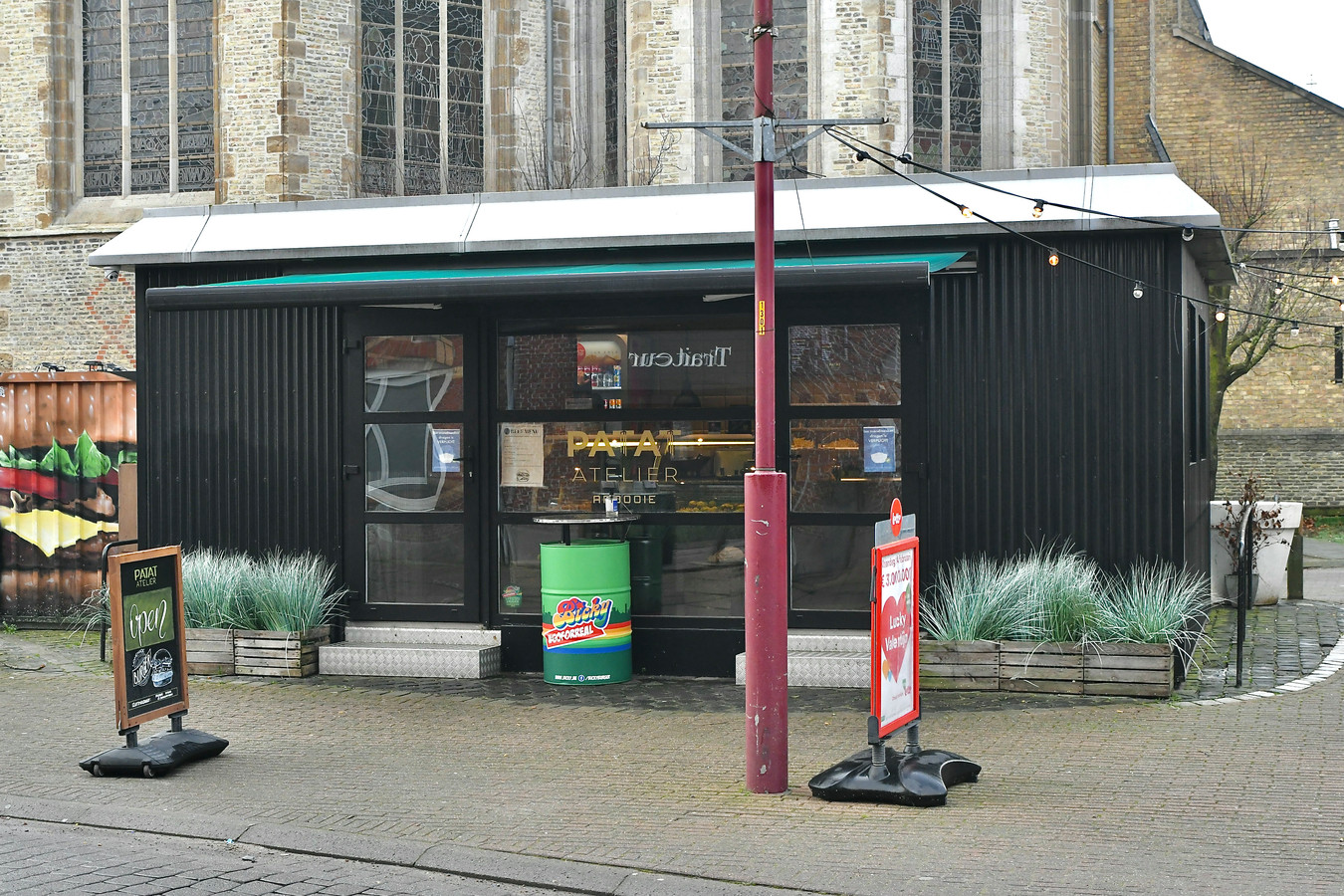 Zin in een kleintje met stoofvleessaus? Dit zijn de laatste échte frietkoten van de Mandelstreek ...