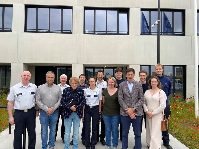 Politie Kouter stelt nieuwe medewerkers voor in nieuw politiegebouw ...