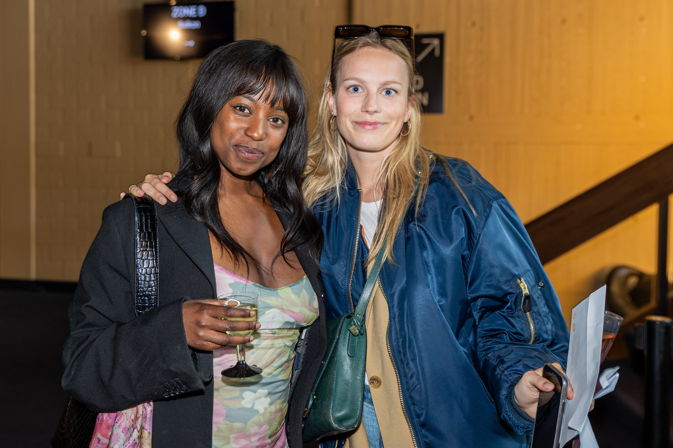 Bekende vrienden zakken af naar theatershow Erik Van Looy: “Er staan al ...