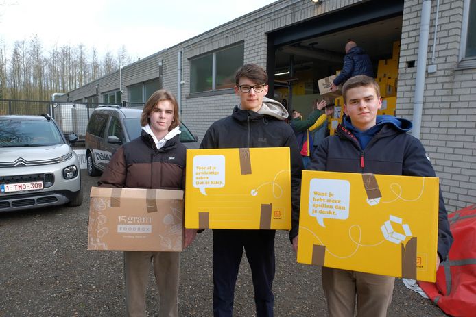 Leerlingen githo Nijlen en vzw vullen vrachtwagen met hulpgoederen voor ...