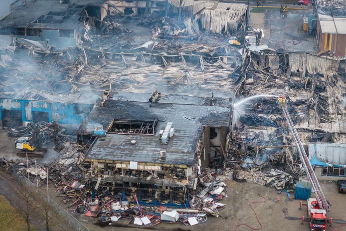 Spectaculair nieuw beeld van grote brand Almere: ‘Het loopt volledig ...