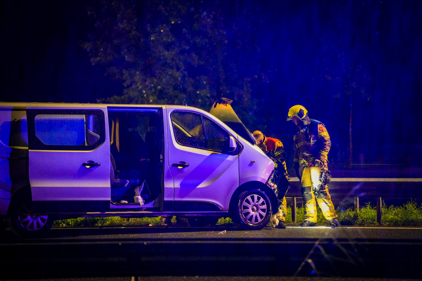 Ongeluk met drie auto's op A2 bij Best, hulpverleners in stromende ...