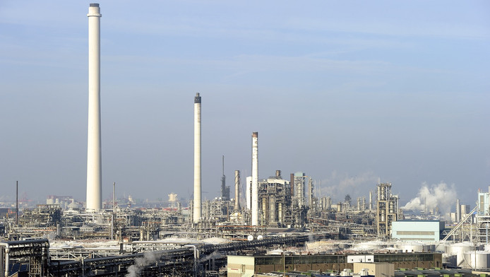 Man van steiger gered na brand bij Shell-Pernis | Rotterdam | AD.nl