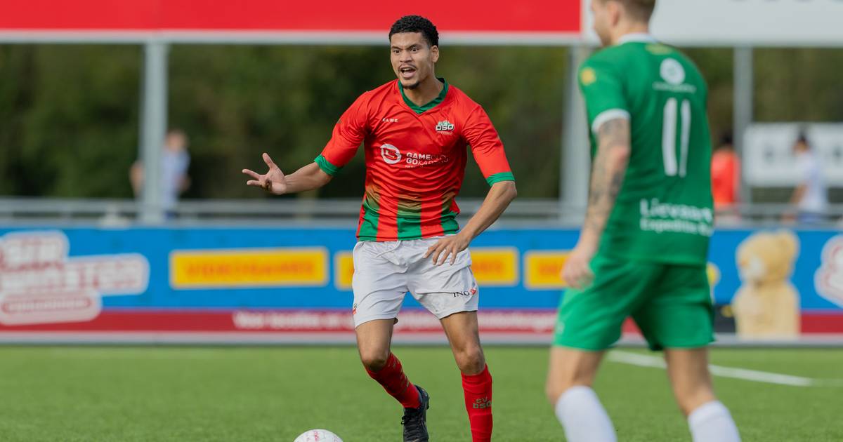 Amateurvoetballer Diederick staat op het veld bij historisch duel Aruba ...