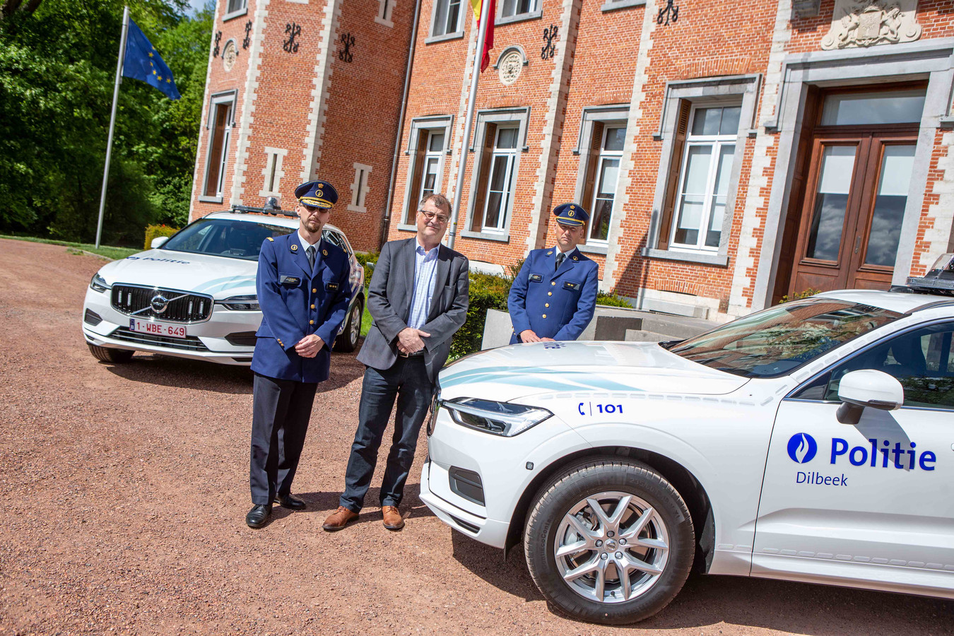 Twee nieuwe Volvo’s voor Dilbeekse politie en plaats voor negen nieuwe ...