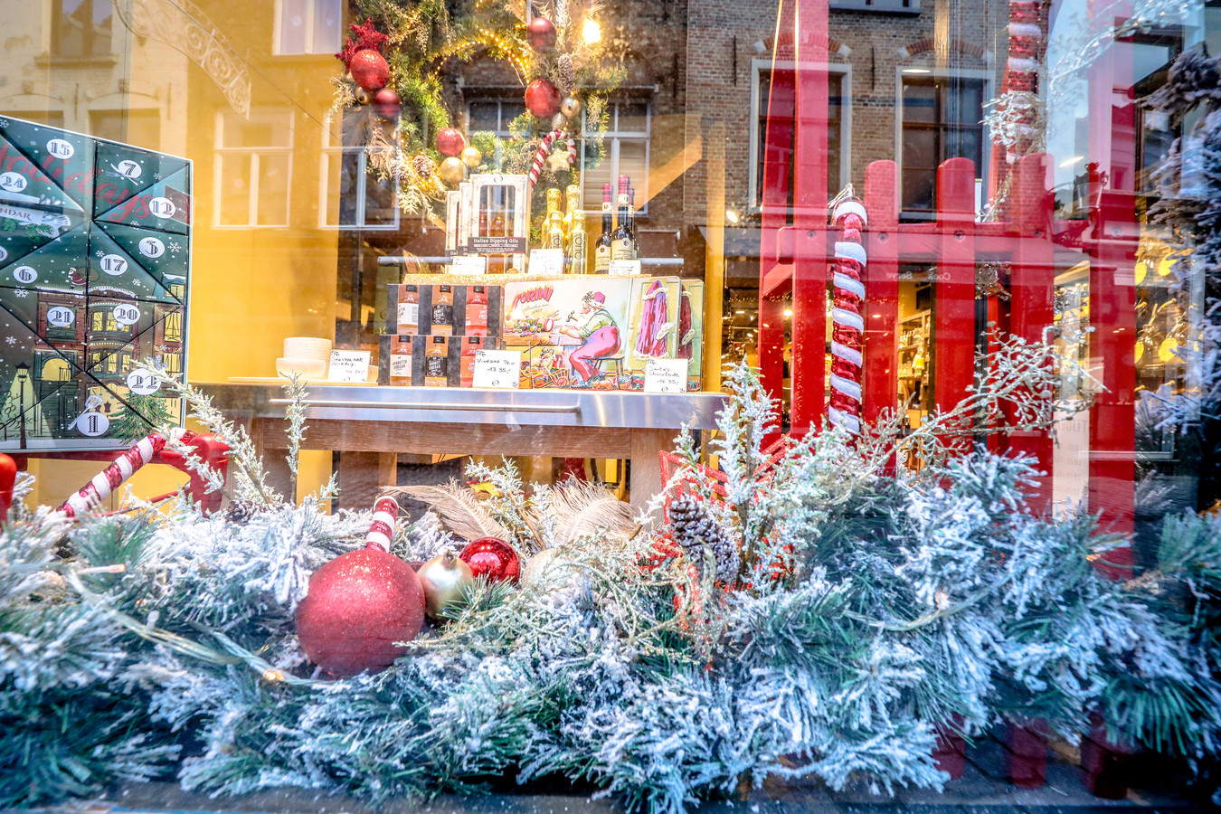 Deze Brugse winkeliers zijn trots op hun kerstetalage: “We draaien 1/3 ...