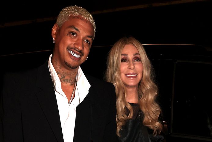 Familie en vrienden van Cher bezorgd om romance met 40 jaar jongere ...