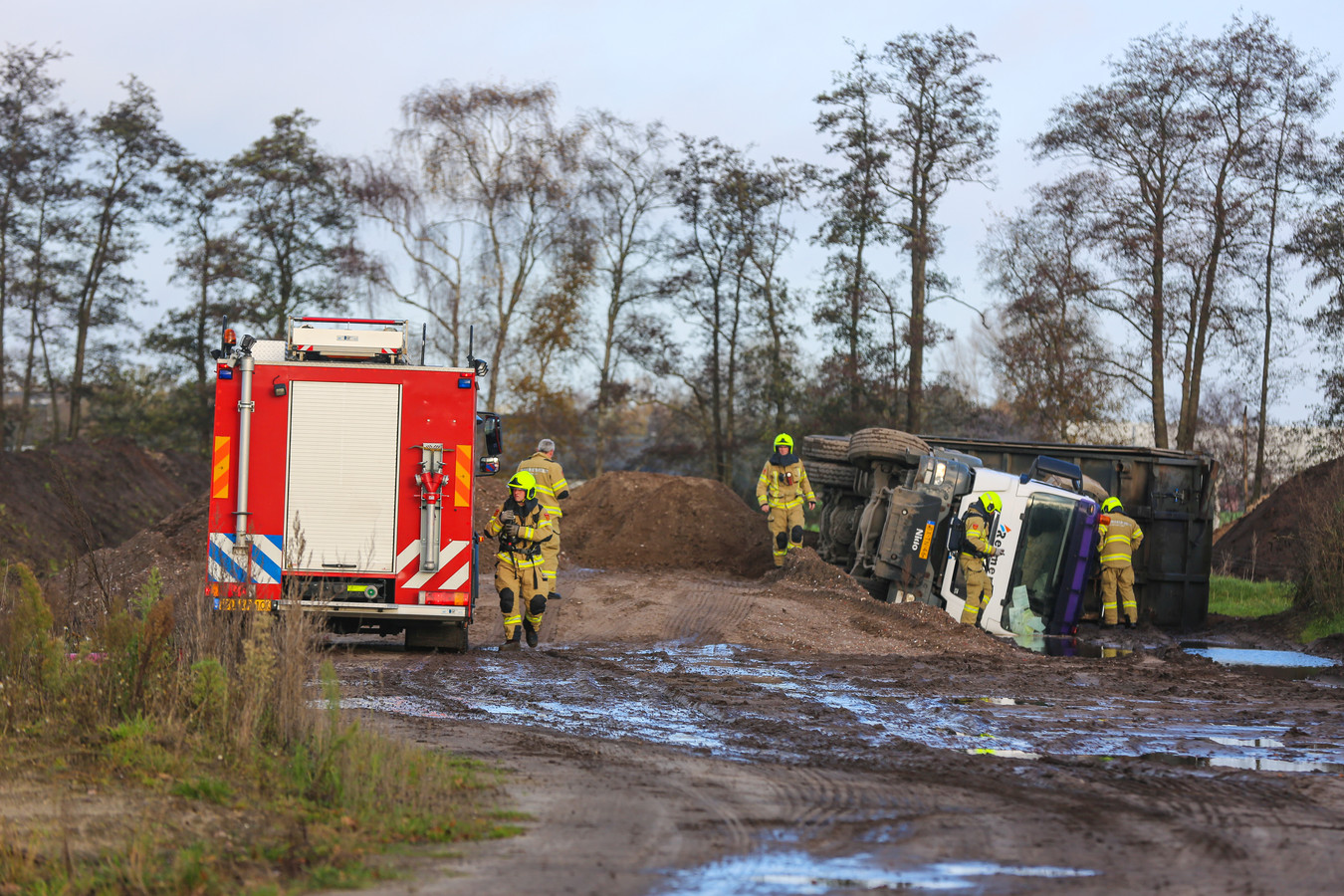 Vrachtwagen kantelt op bouwplaats nieuwbouwwijk Bloemendal in Barneveld en lekt brandstof | Foto ...