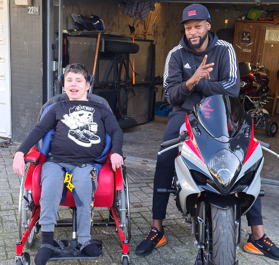 Ernstig zieke Jaimy krijgt de verrassing van zijn leven met motorstoet ...