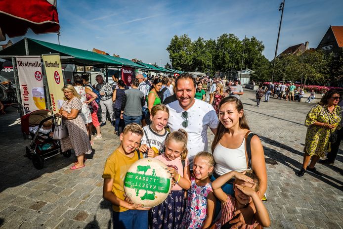 Duizenden bezoekers proeven en kopen op de Kaasmarkt in Brugge: “Ik ben ...