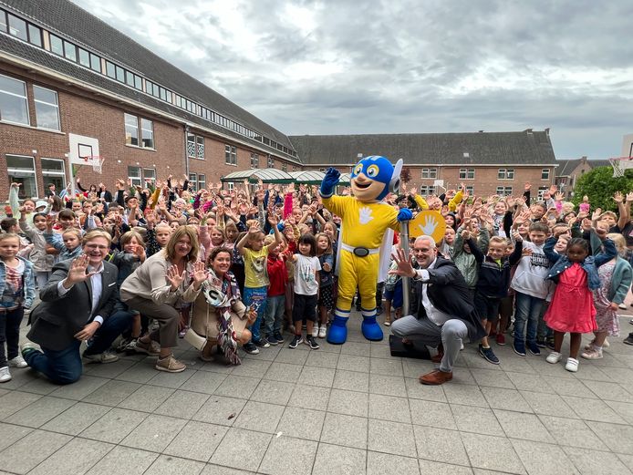 Diest stelt High-Five-project met superheld voor: “Een slimme oplossing ...